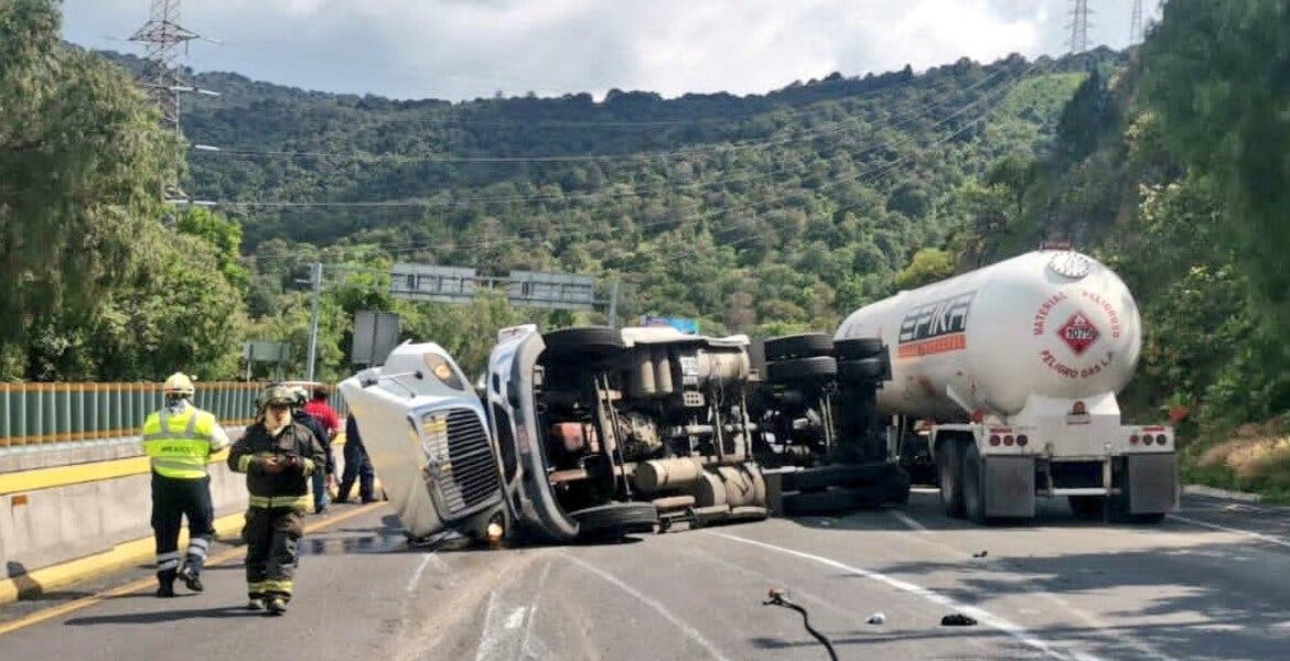 Cierran autopista México-Cuernavaca por volcadura de una pipa de gas | Noticias | Diario de Morelos